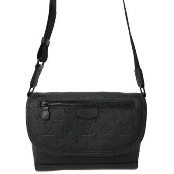 Louis Vuitton | Bags | Louis Vuitton Shadow Black Pulse Messenger Bag ...